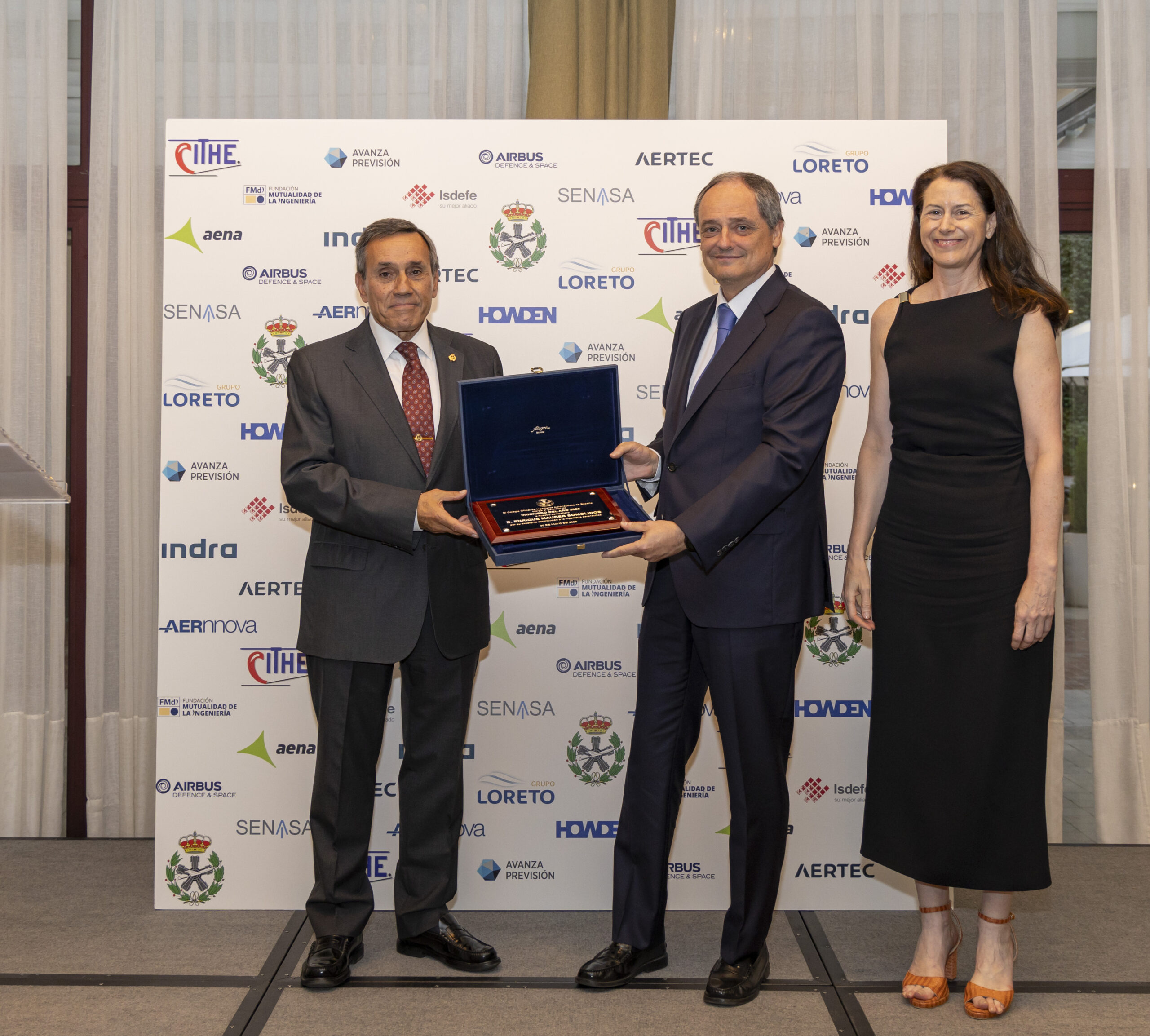 Enrique Maurer, CEO of ENAIRE, receives the ‘Engineer of the Year 2025’ award from the Spanish ...